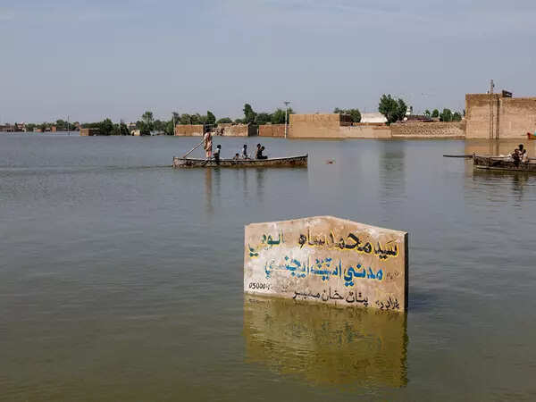 Pakistan: Indus River swells in Punjab's Kalabagh as monsoon rains ...