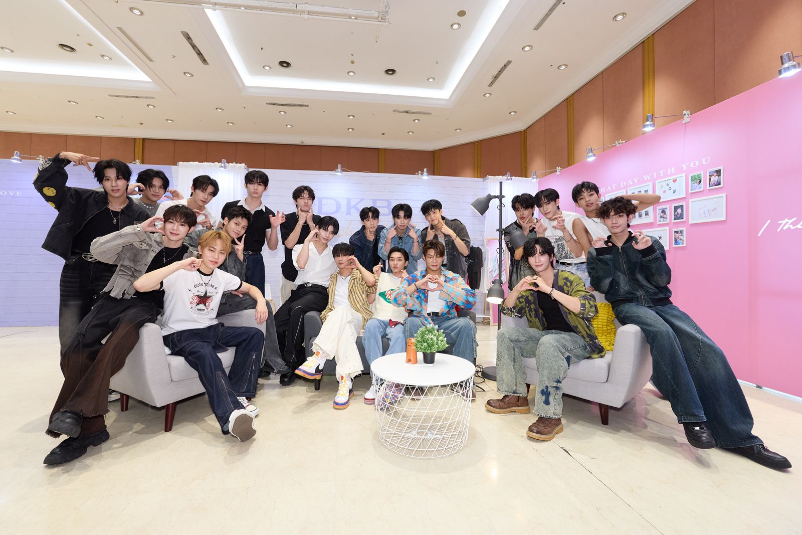 DKB快閃登台送戀愛視角！E-CHAN等5人拍台中女友影音 與陳漢典、FEniX同樂嗨翻全場