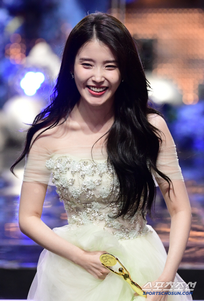 IU's happy moment