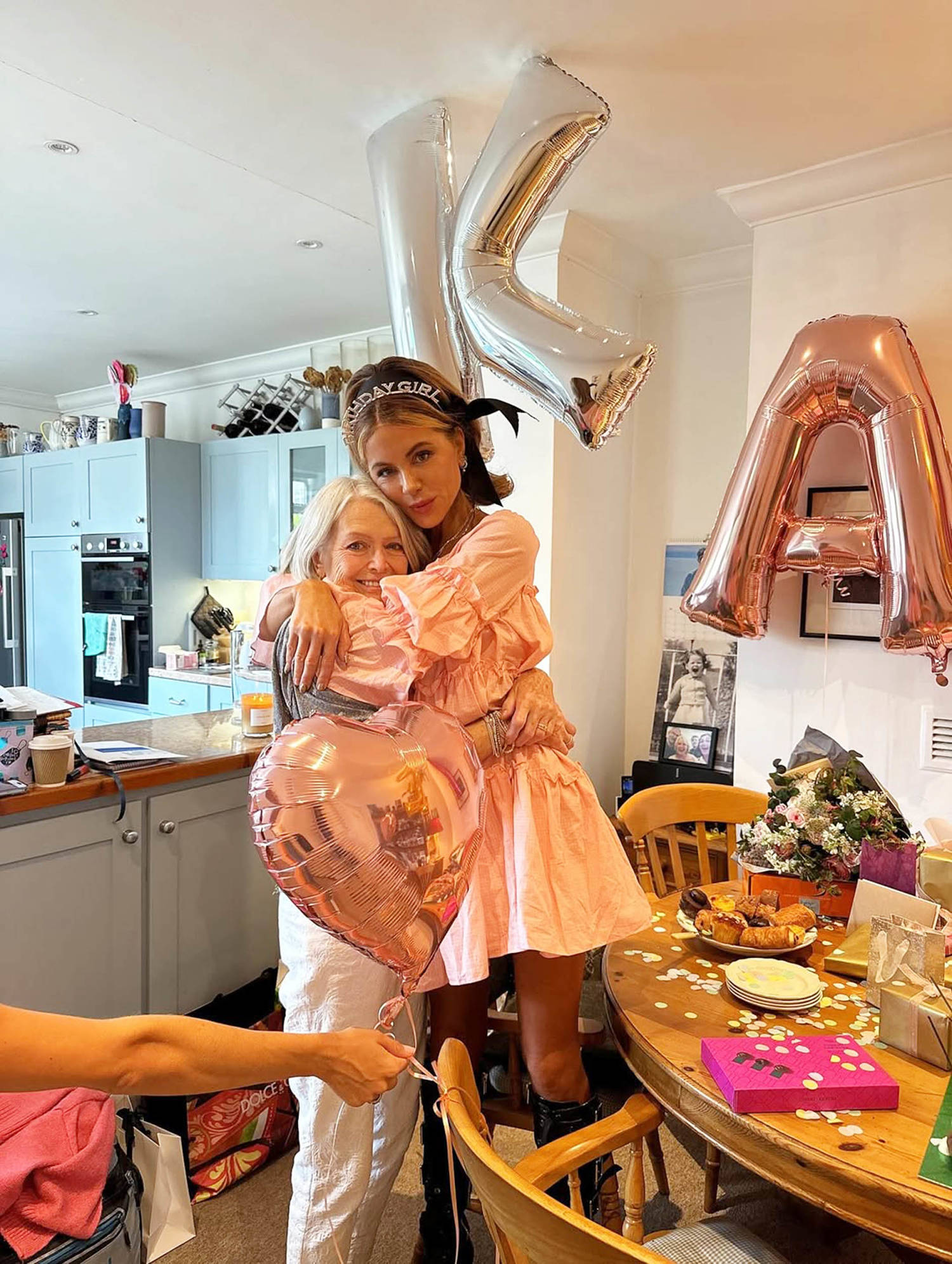 Kate Beckinsale Announces Her Mom, Judy Loe, Has Died: ‘The Compass of ...