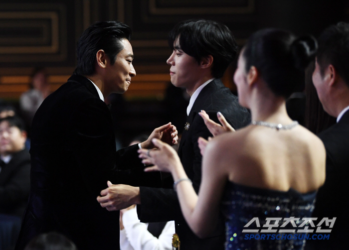 Joo Ji-hoon and Chu Young-woo, who won the Best Actor Award, hug each ...