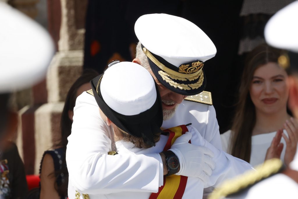 Leonor recibe la Gran Cruz al Mérito Naval de manos de su padre ...