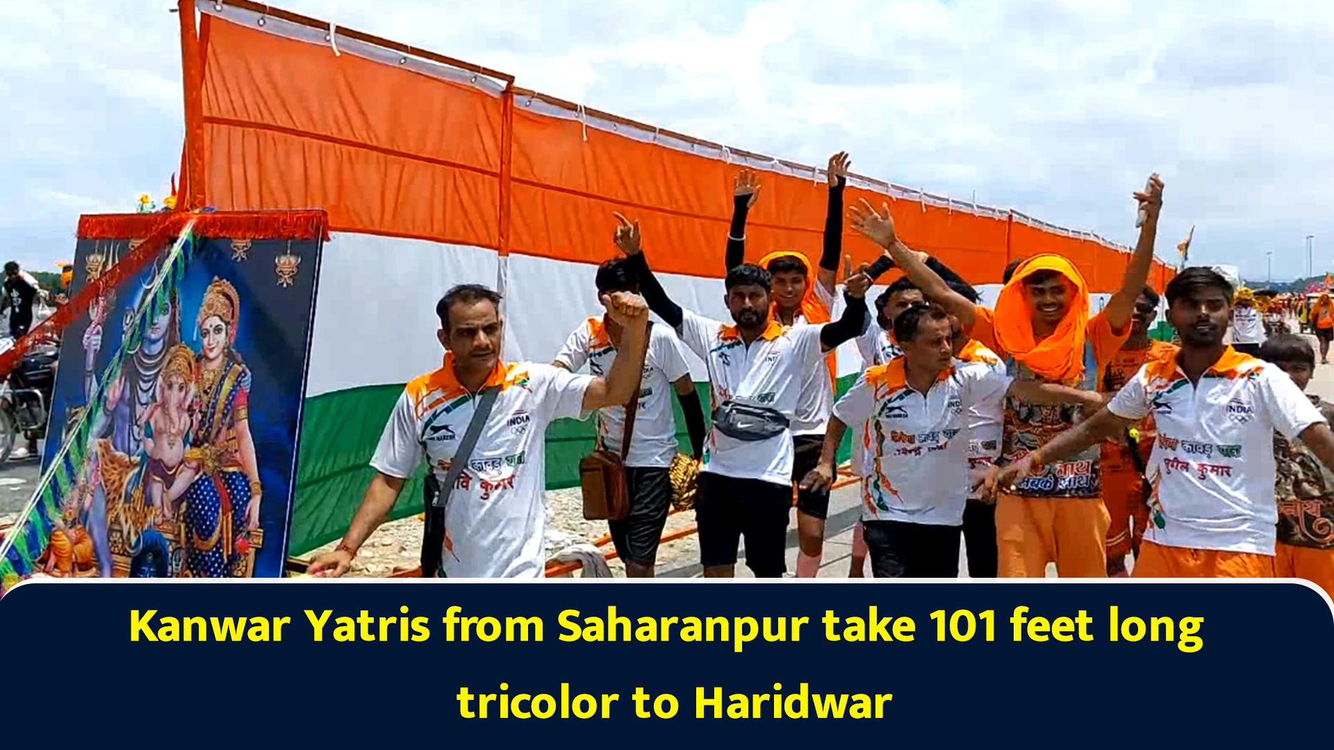 Kanwar Yatris from Saharanpur take 101 feet long tricolor to Haridwar