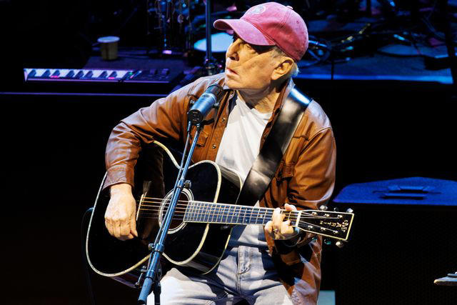 Paul Simon Accepts $20 Cash Bribe from Audience Member to Play ...
