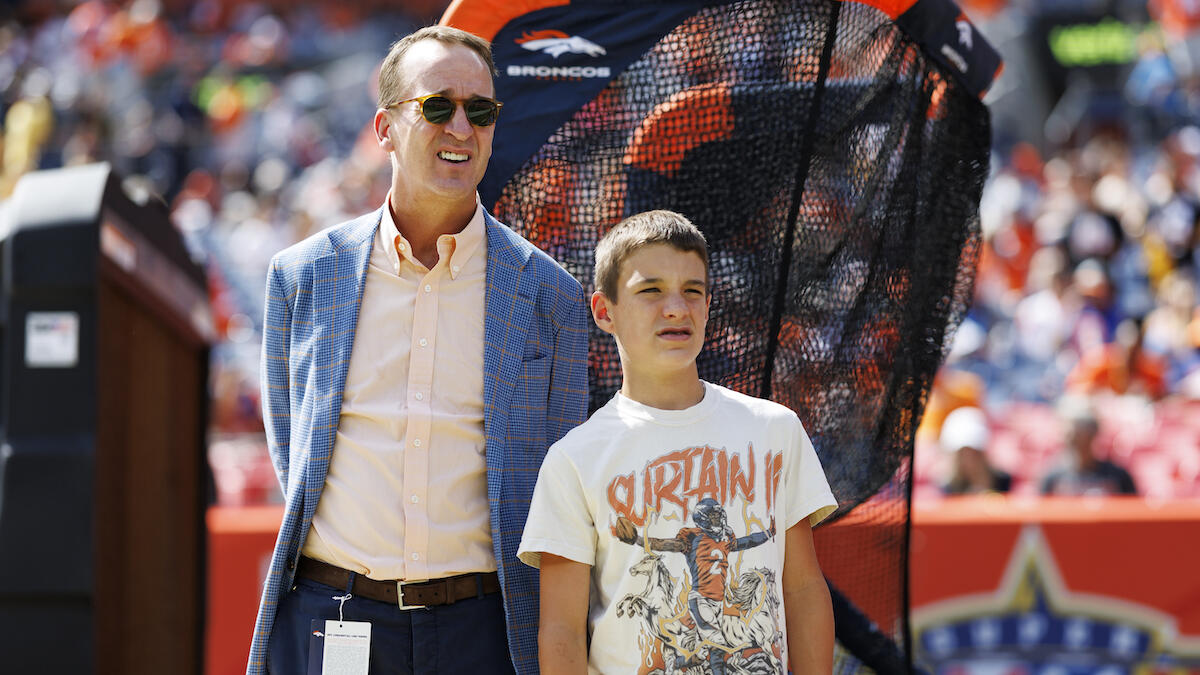 Video of Peyton Manning's son Marshall throwing goes viral