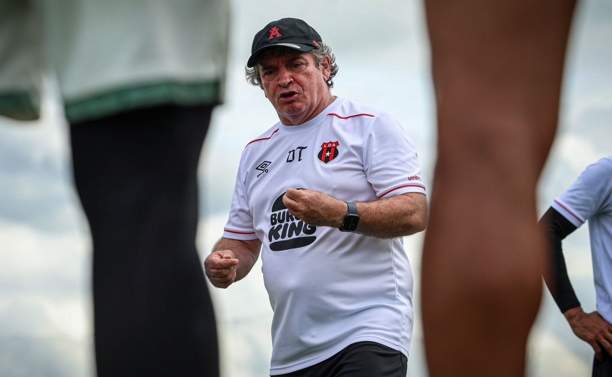 Recién llegó a Alajuelense pero el Machillo Ramírez tomó una drástica decisión con John Paul Ruiz