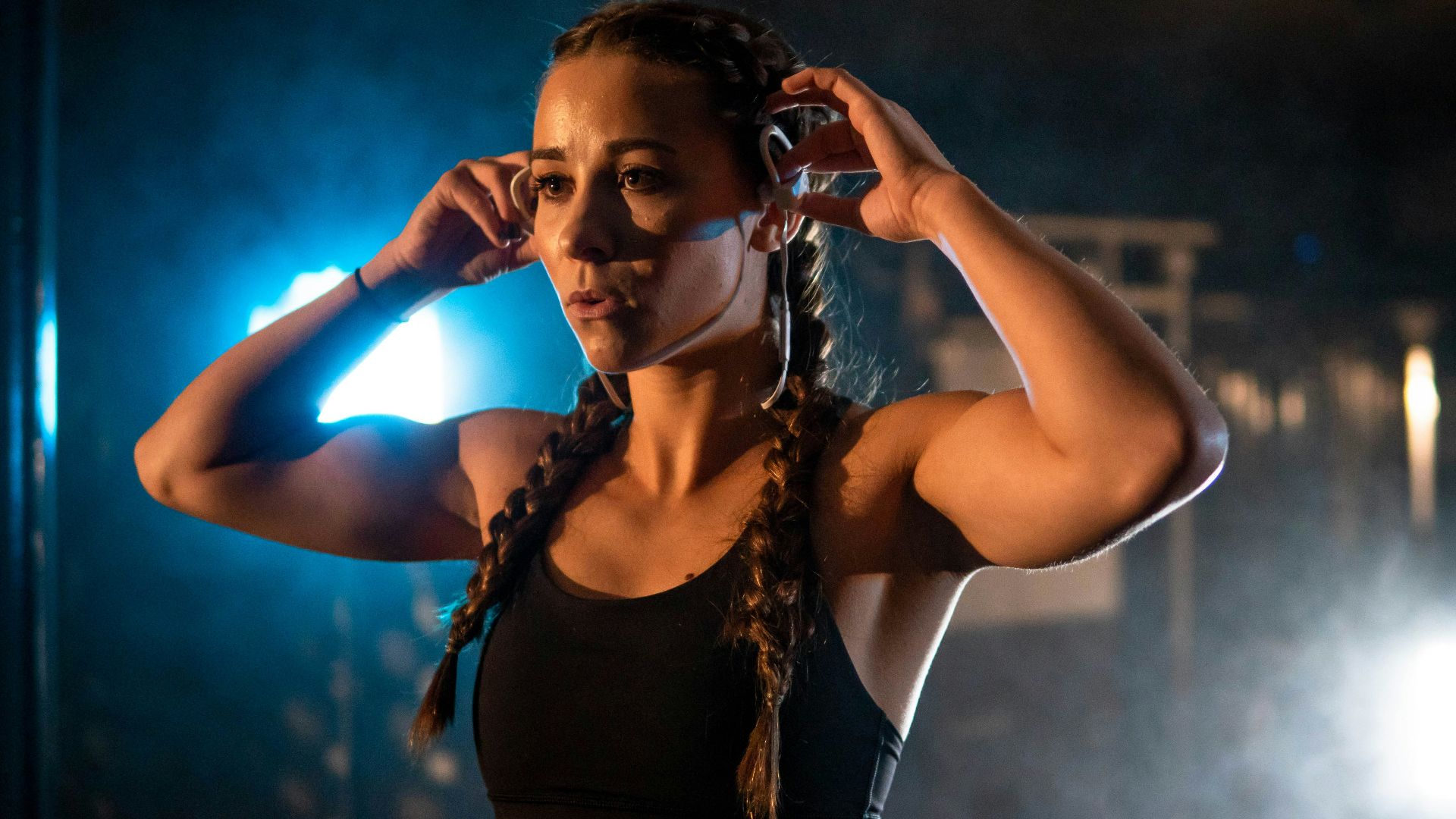 10 Unnecessary Items You Don't Need At The Gym & 10 To Always Bring Along