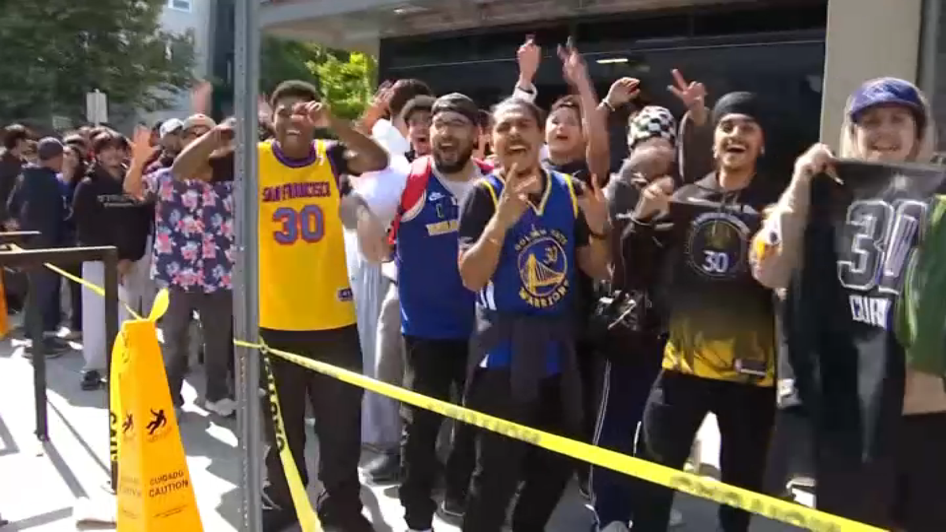 Fans line up to meet Steph Curry in the South Bay