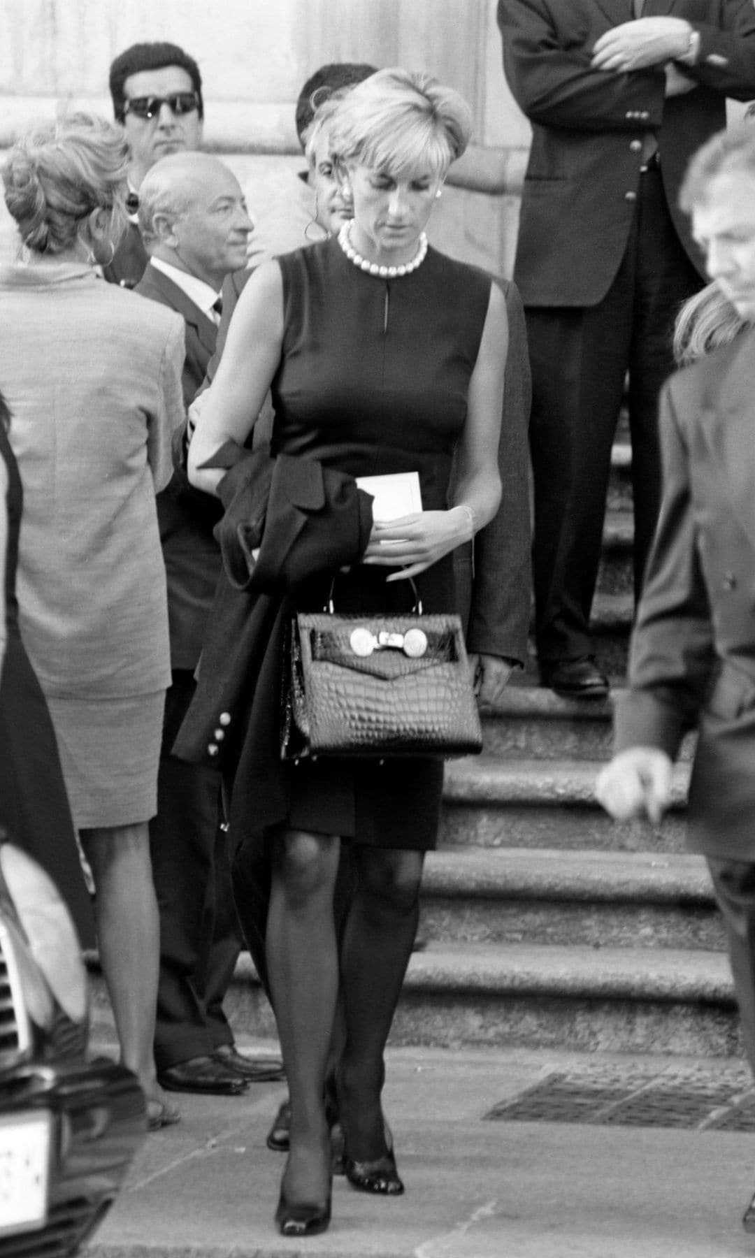 La historia detrás del vestido que Lady Di usó en el funeral de Gianni ...