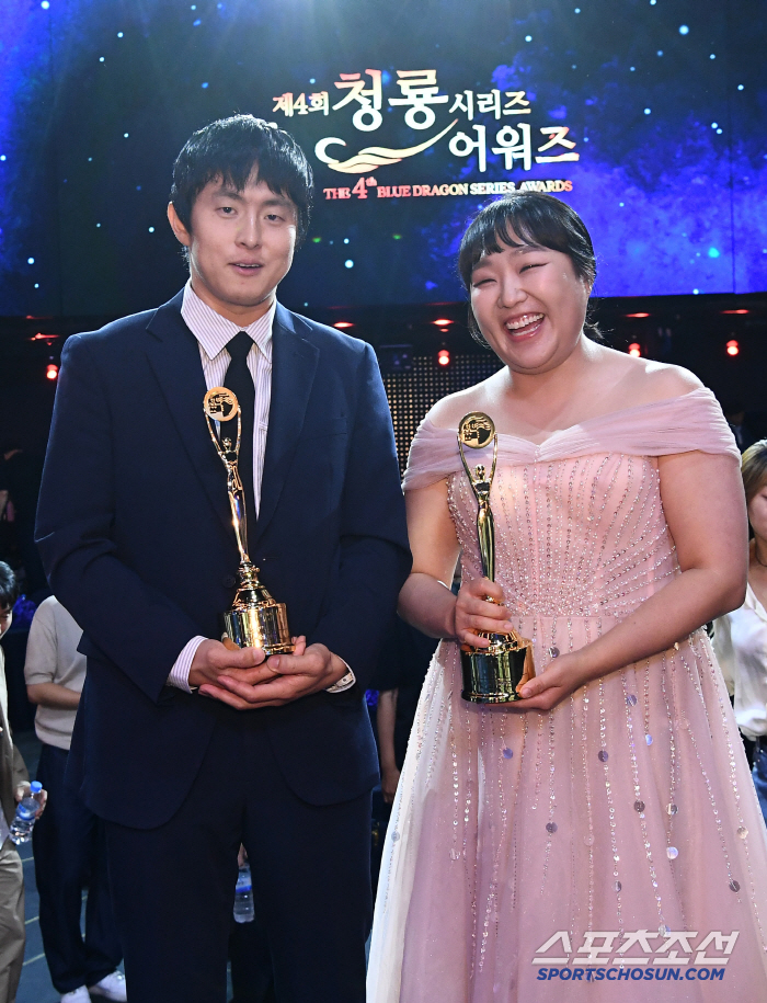 With Gian84 Lee Suzy Blue Dragon Series trophy