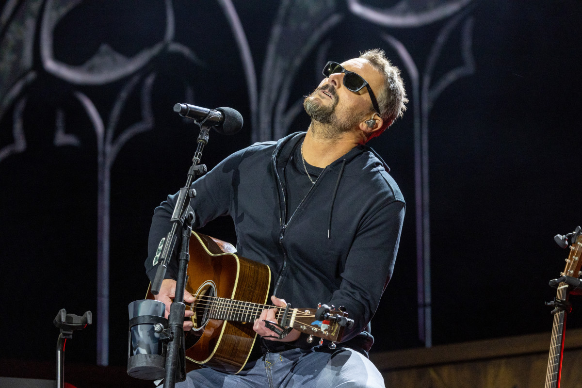 Country Star's Epic Rendition of 'Hallelujah' Leaves Concert Goers ...