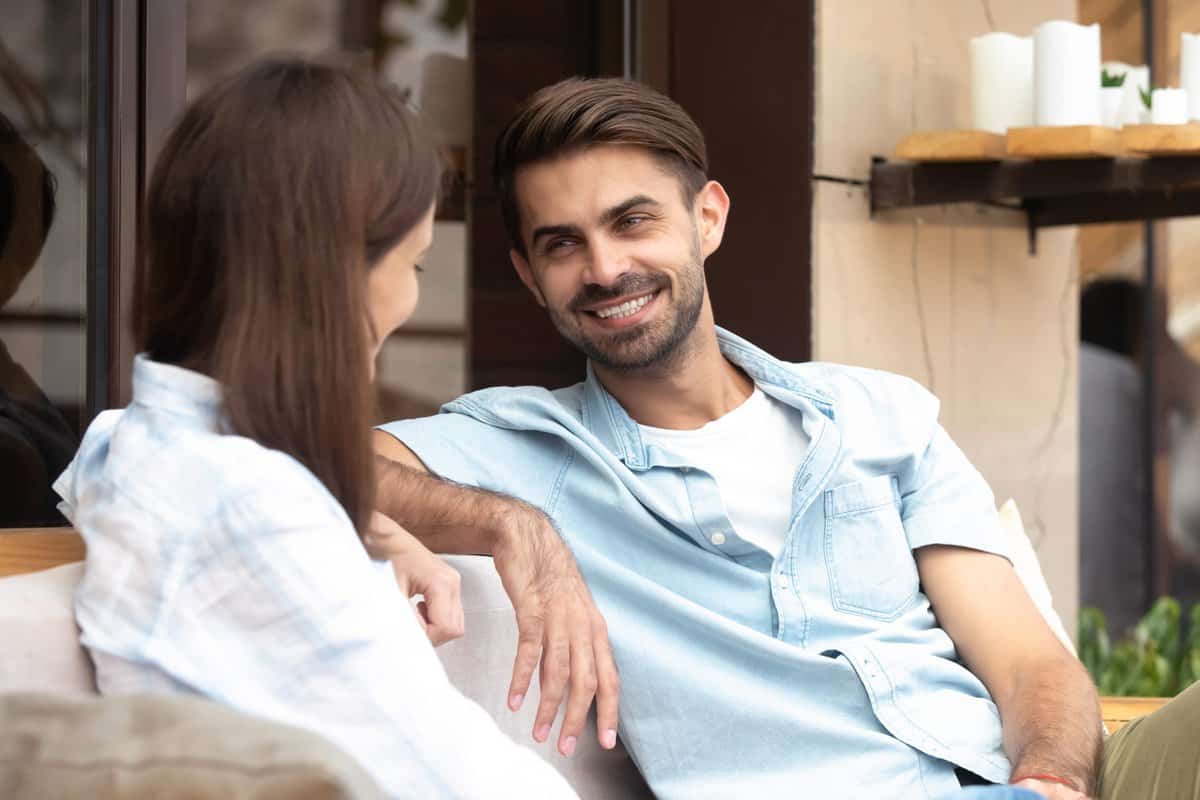 Warum einige Männer sich mit mehreren Frauen gleichzeitig treffen