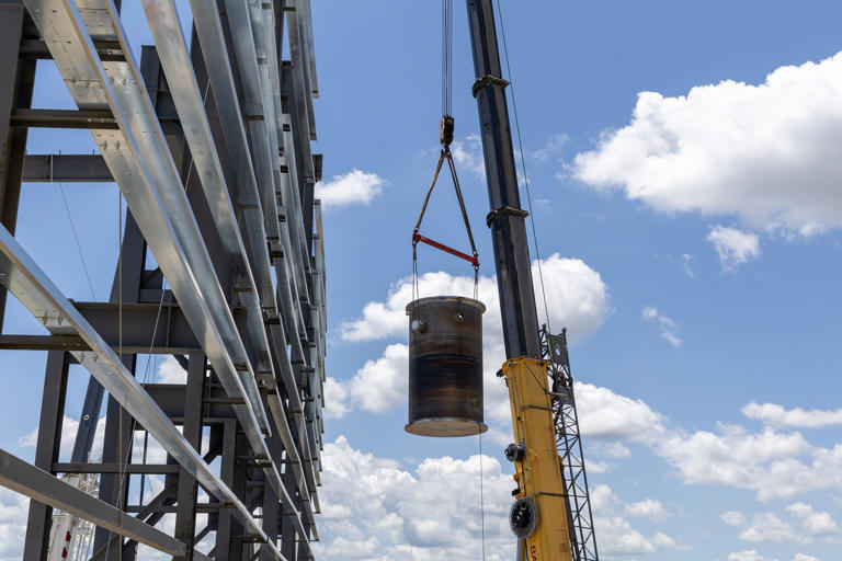 Kairos Power installs reactor vessel for Engineering Test Unit in Oak Ridge