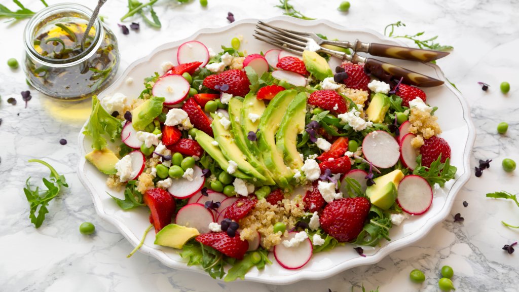 Salades d'été : la boisson idéale pour les accompagner selon une sommelière
