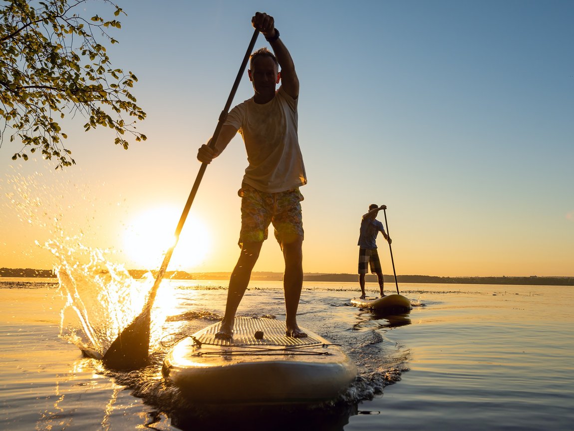Training auf dem Wasser: Das macht Stand-up-Paddling so gesund