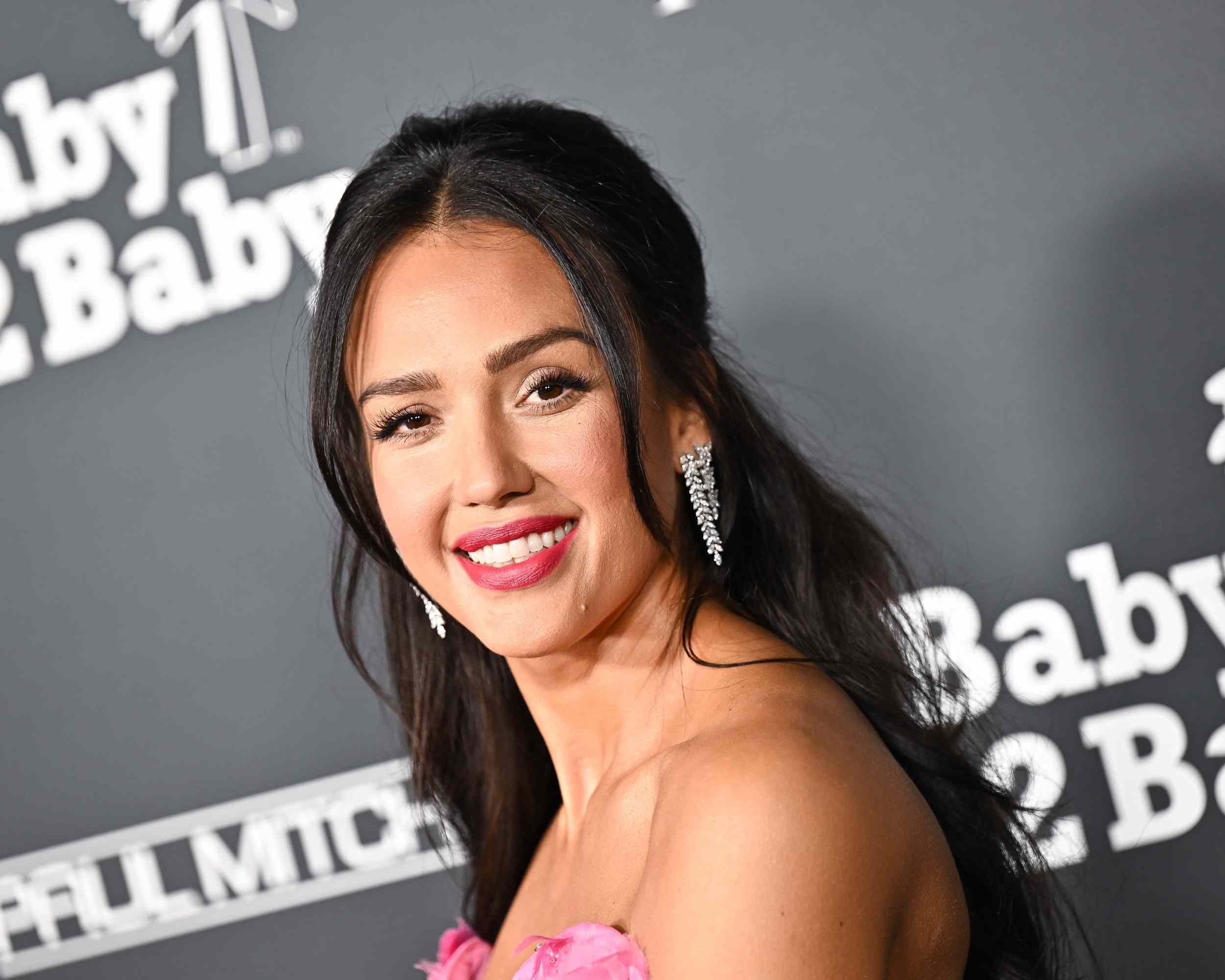 Jessica Alba's Daughter Honor Is the Spitting Image of Her Mom in New ...