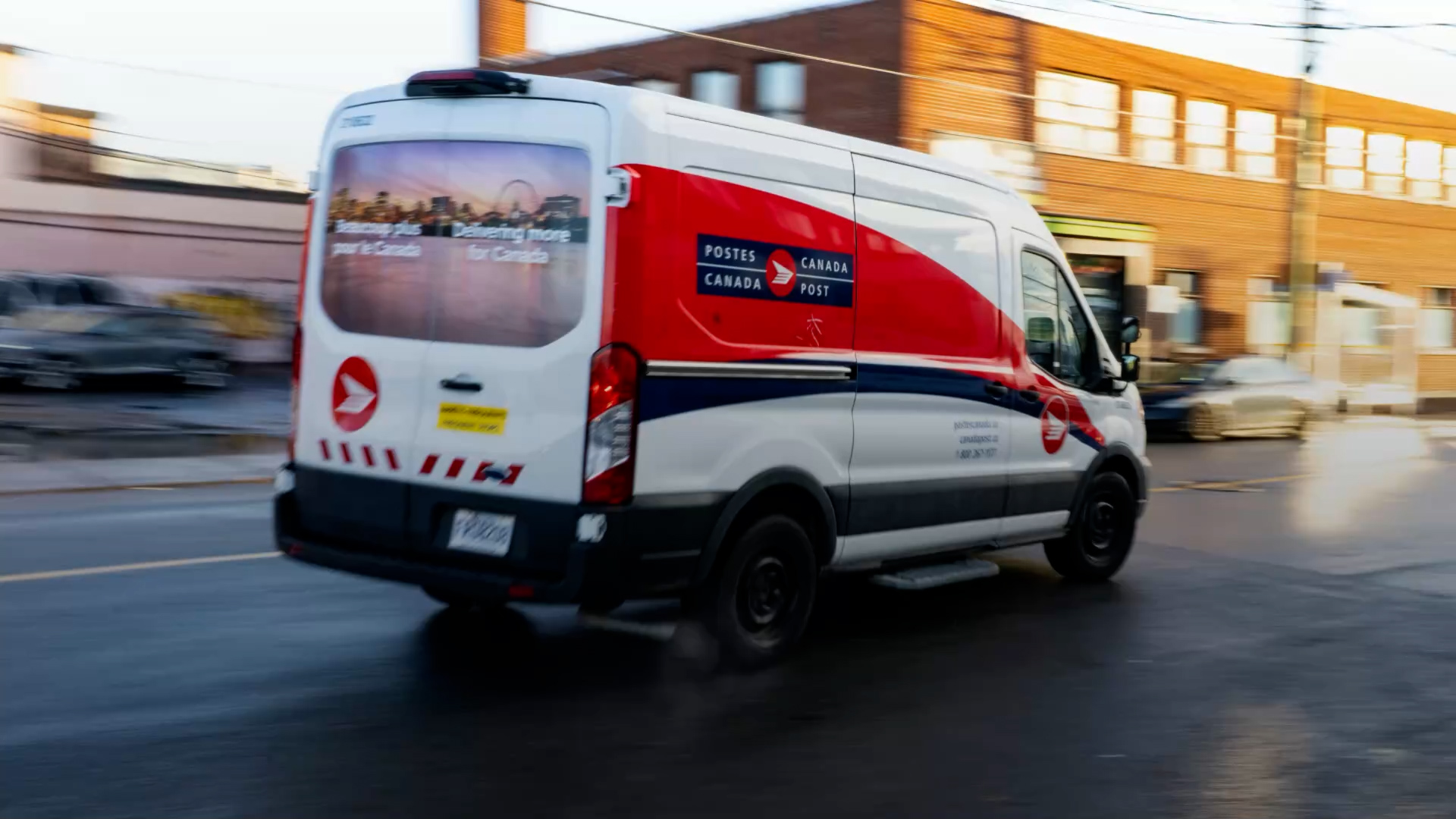 Union urges workers to reject Canada Post contract