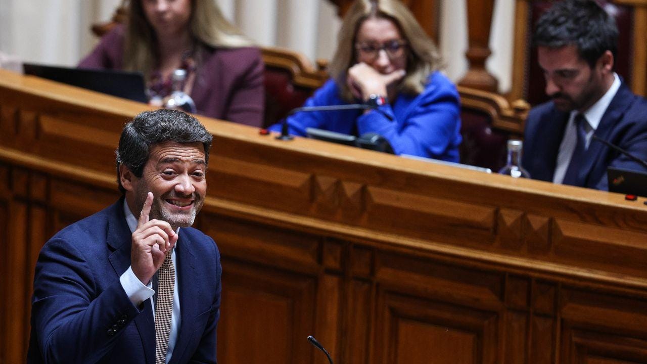 Chega pede reapreciação parlamentar do diploma para proibir bandeiras ...