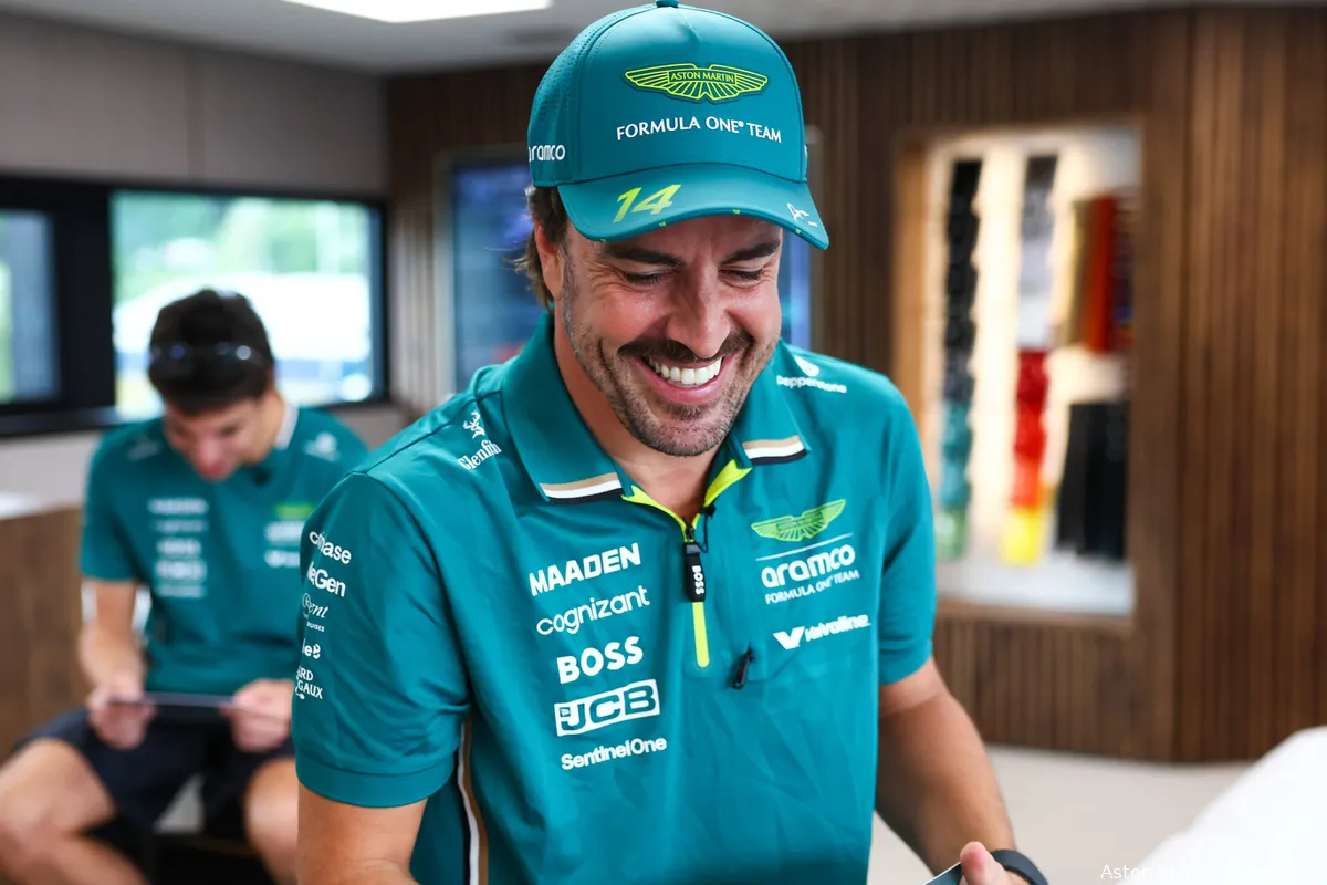 Ondertussen in F1 | 25 jaar aan Alonso-outfits op een rij gezet