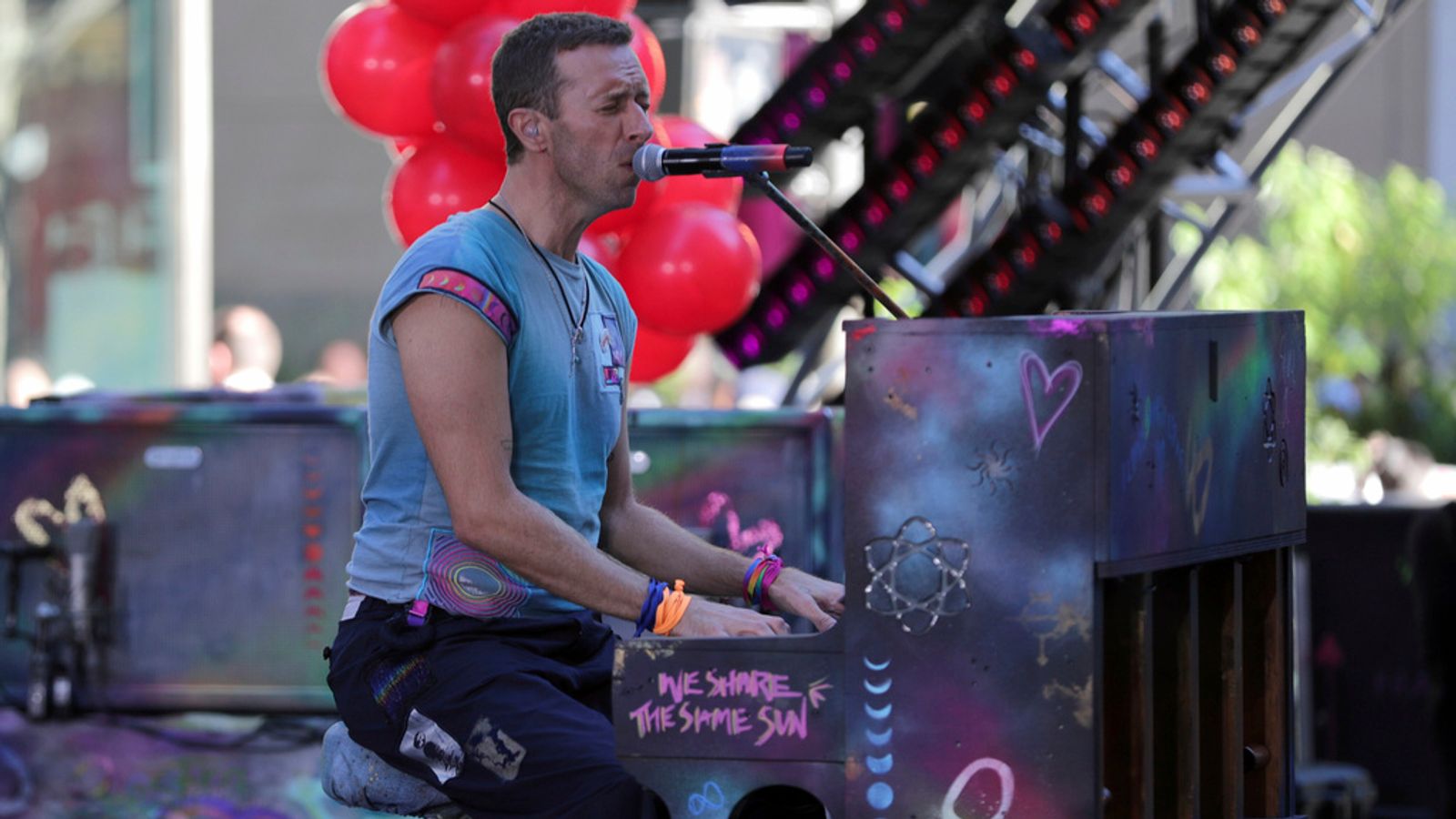 Coldplay's viral kiss cam set to feature in UK shows