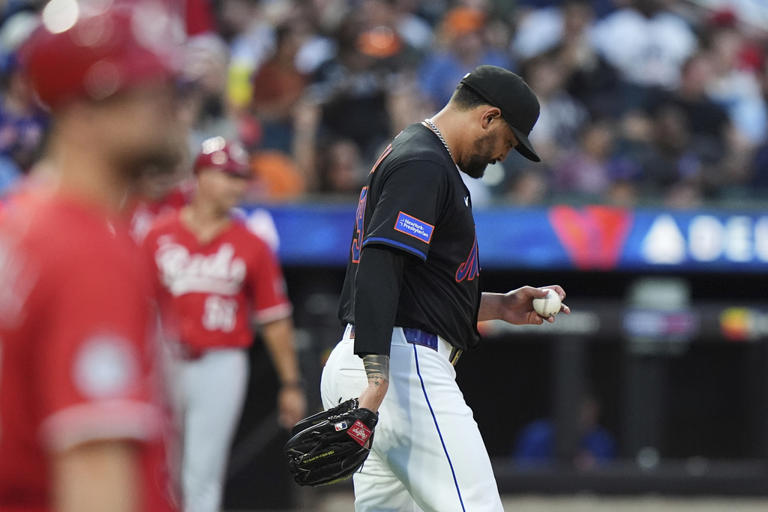 Hays hits 2 homers and Reds go deep 4 times to back Lodolo in 8-4 win over Mets