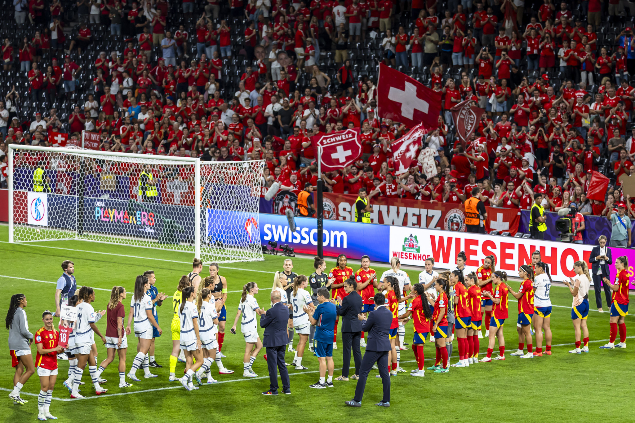 Am Ende stehen diesen Schweizerinnen gar die Weltmeisterinnen Spalier