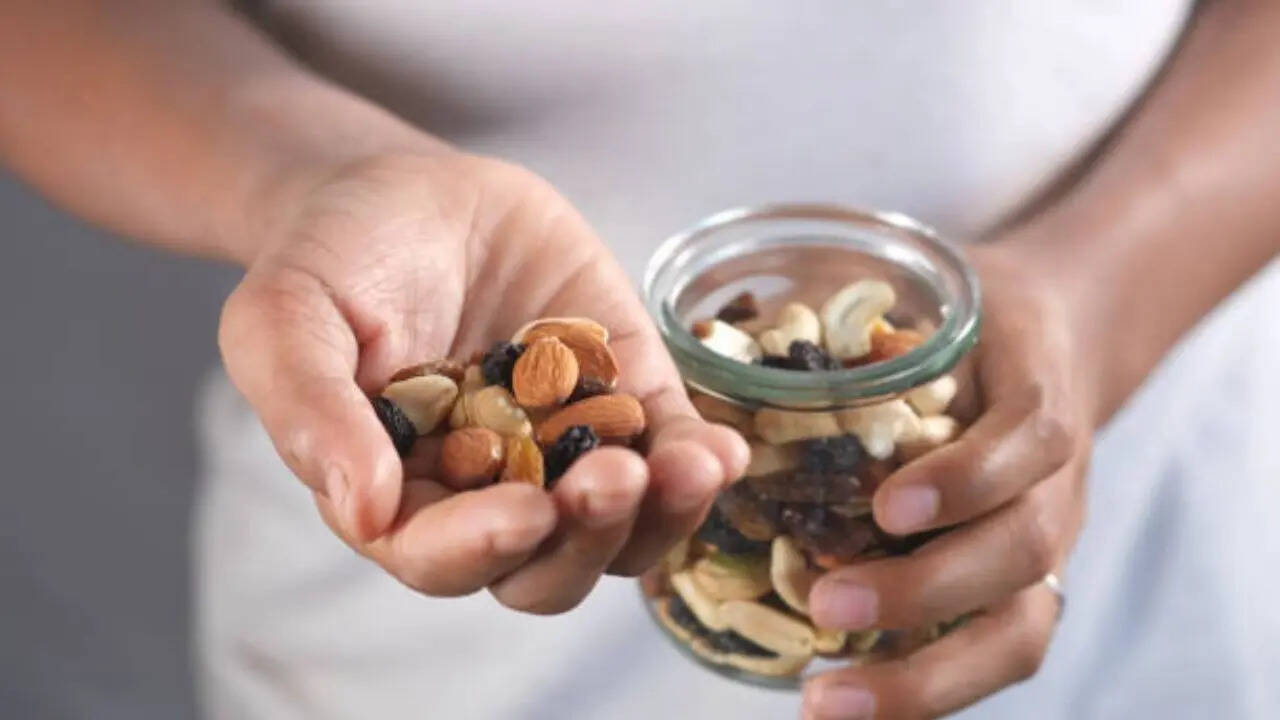 THIS Is the Best Time to Eat Nuts To Strengthen Your Gut, Reveals ...