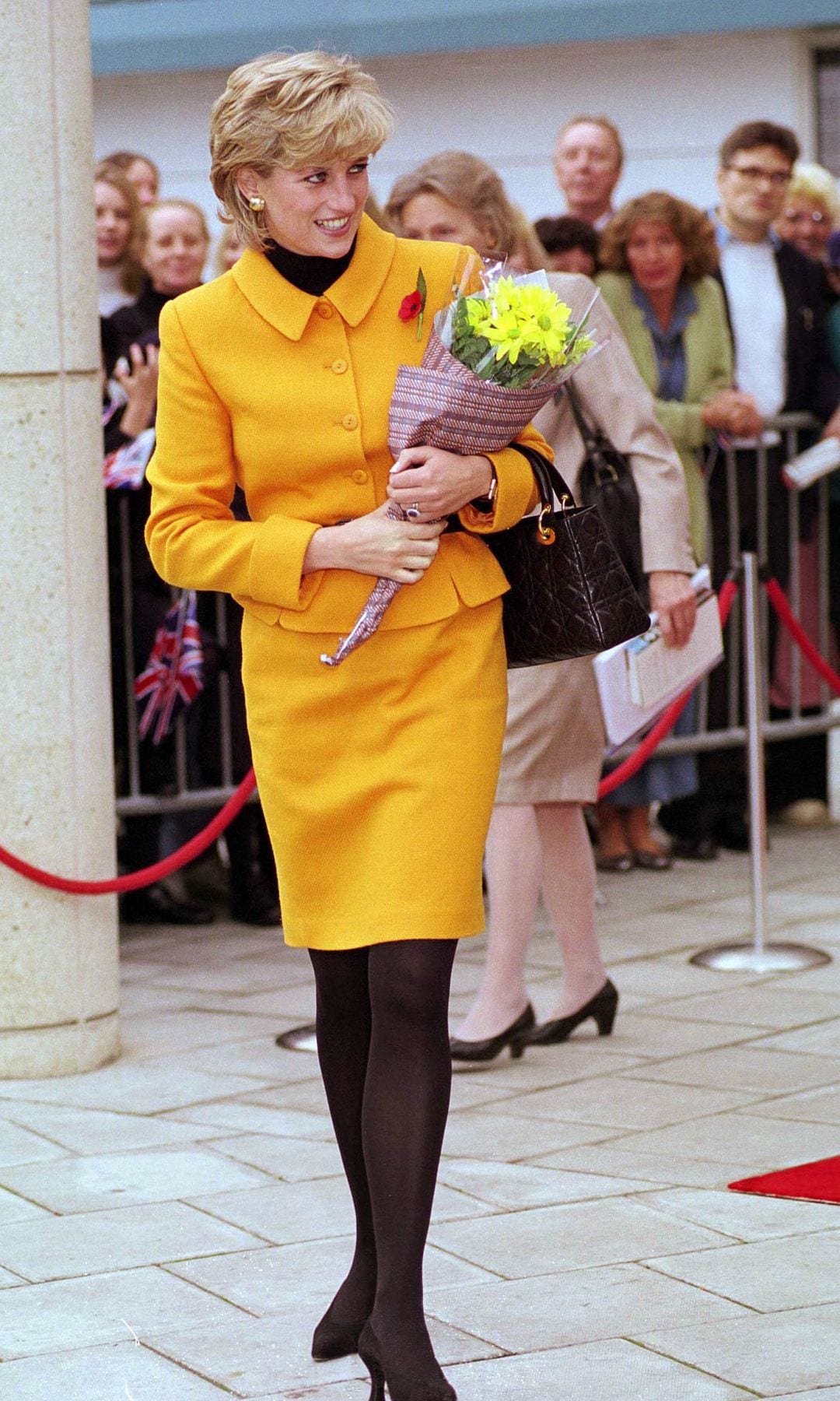 La historia detrás del vestido que Lady Di usó en el funeral de Gianni ...