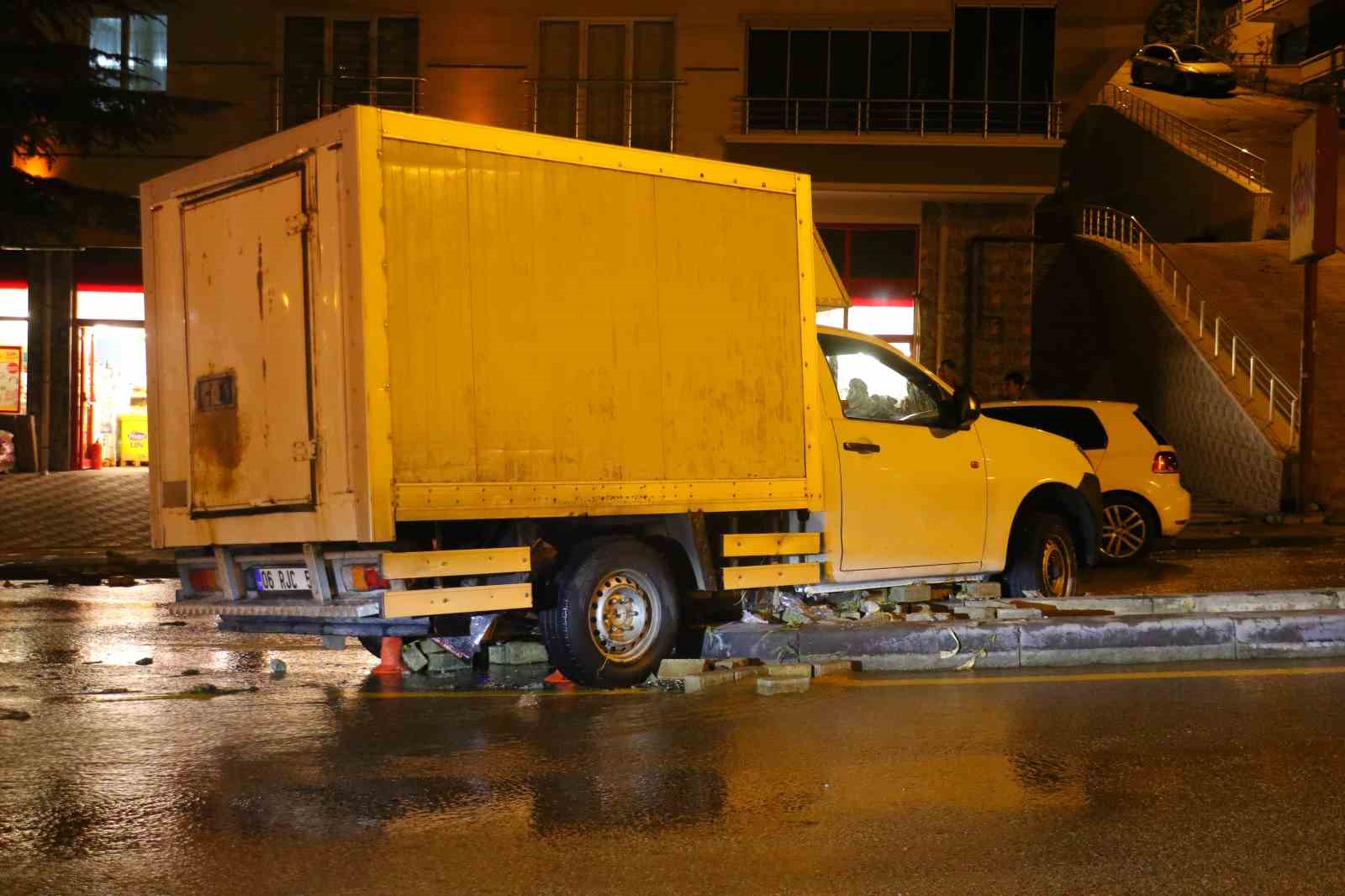 Ankara’da araçlar sel sularına kapıldı, hasarlı otomobiller havadan ...