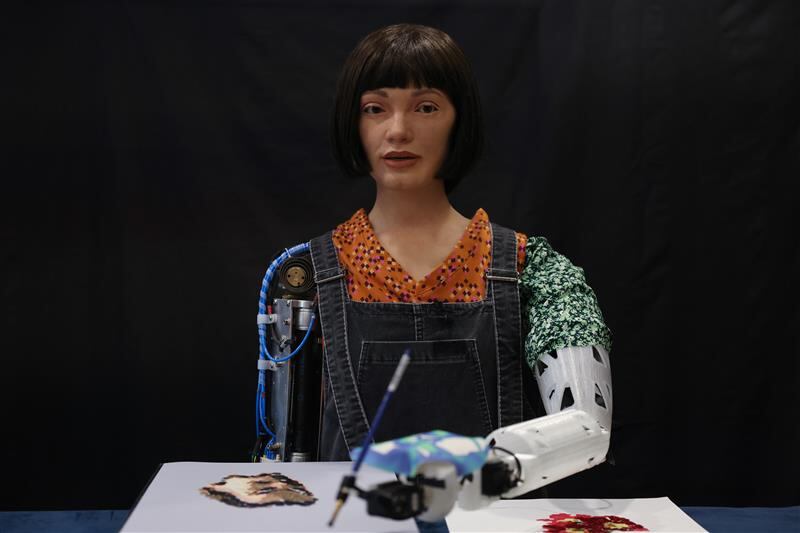 Una robot artista creó un nuevo retrato del rey Carlos III para la ONU