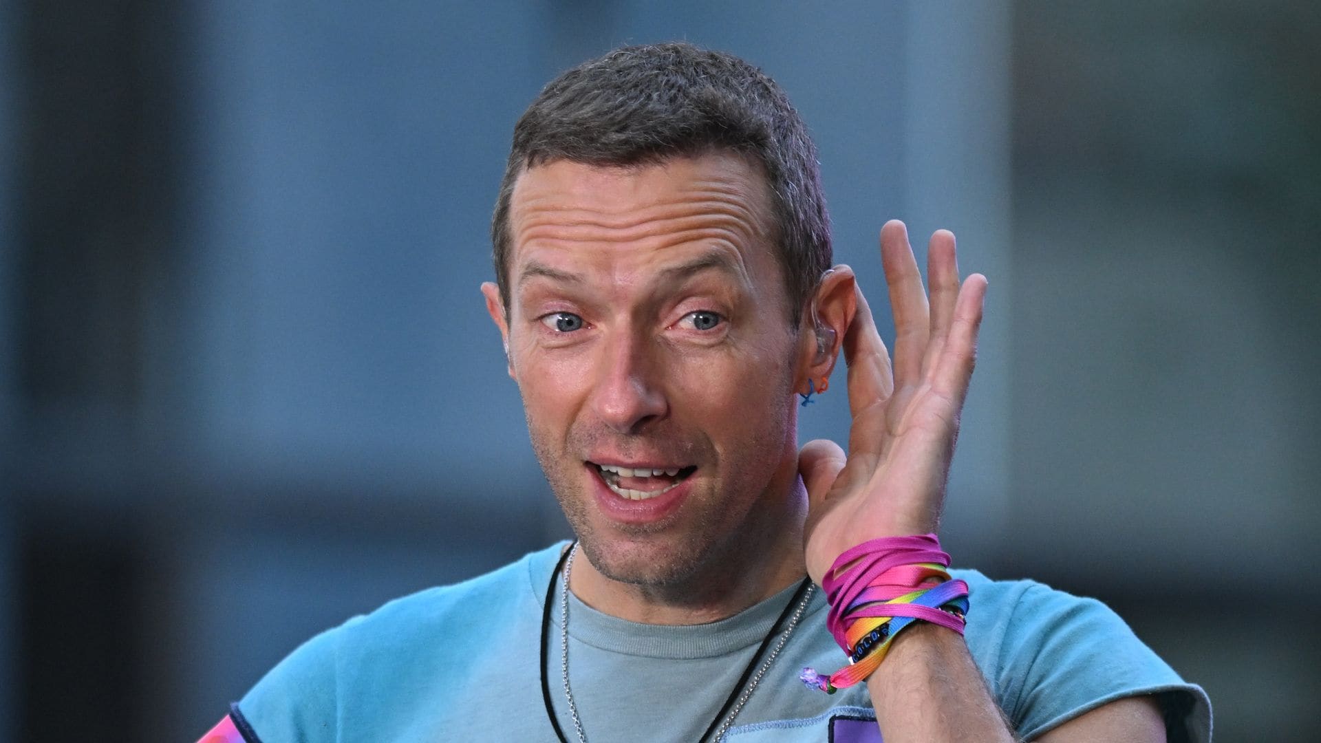 Chris Martin hilariously asks cam couple if they're "legitimate" after ...