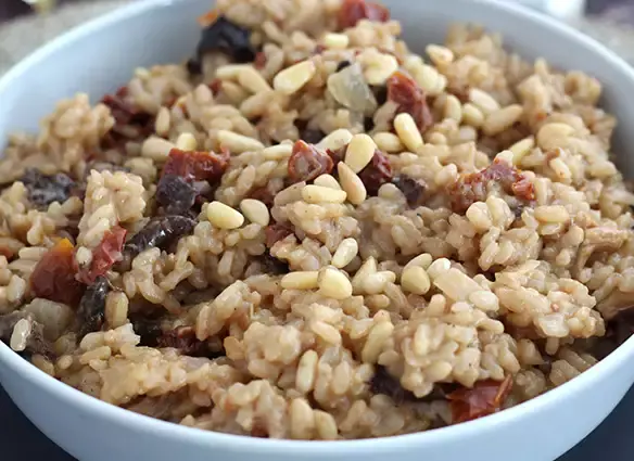 Risotto vegetariano con tomates secos y setas