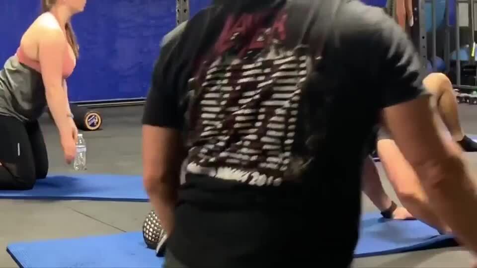 Guy Pulls Fart Prank in Gym While Following Yoga Trainer's Instructions ...