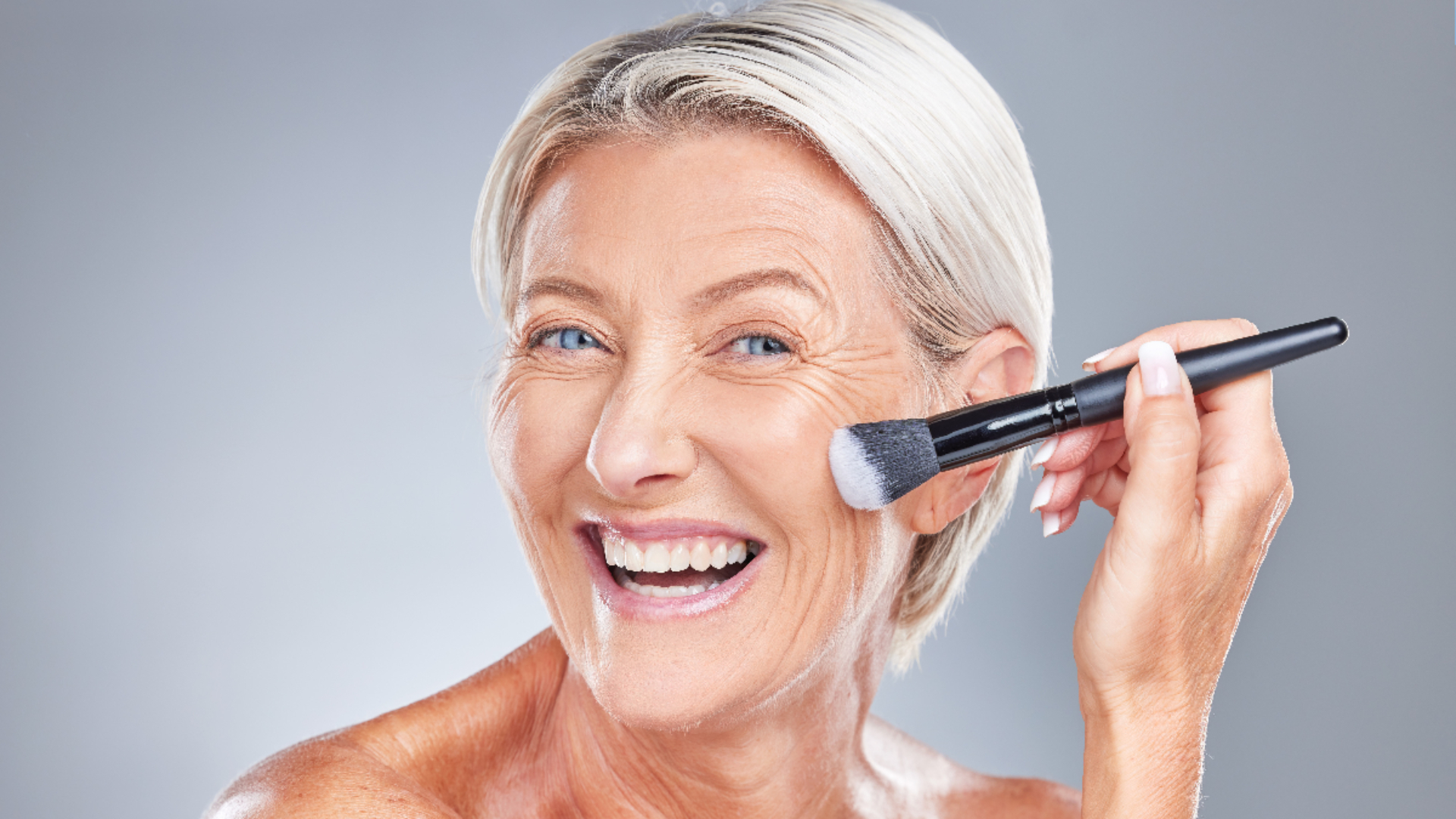 La técnica infalible de los maquilladores para realzar suavemente la piel