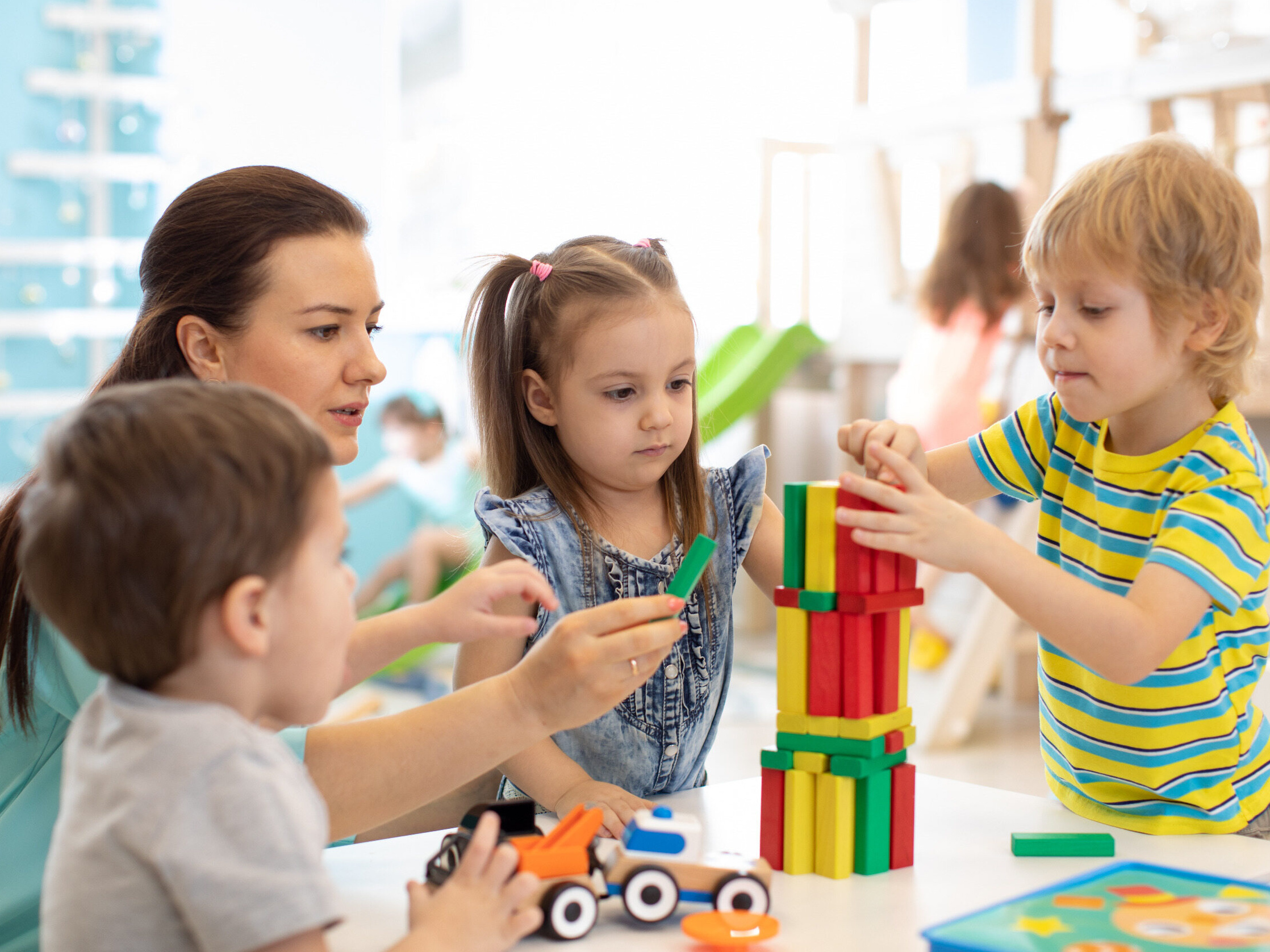 Burza po decyzji MEN. Przedszkolaki trafią pod skrzydła „opiekunek z ...