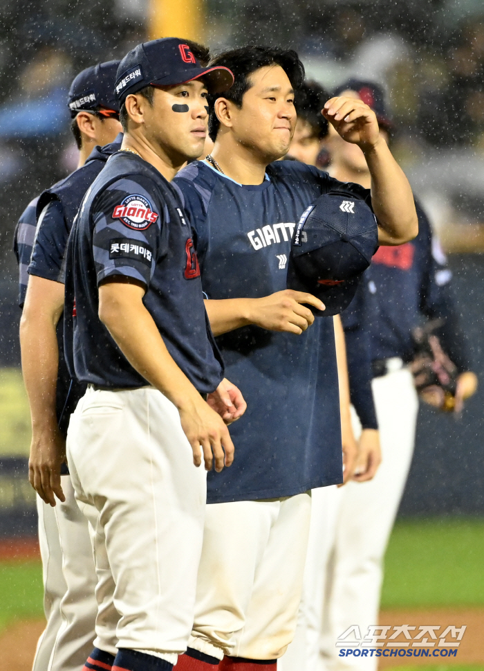 Yoo Kang-nam Jeon Jun-woo greets LG's squad