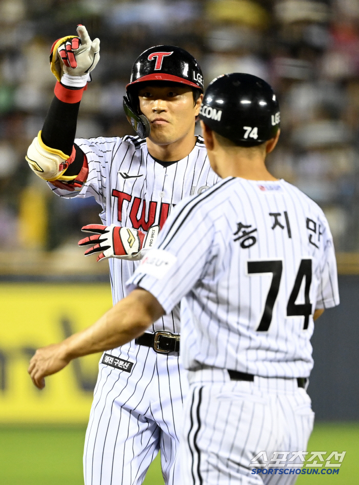 Chun Sung-ho hits the leadoff hitter in the seventh inning