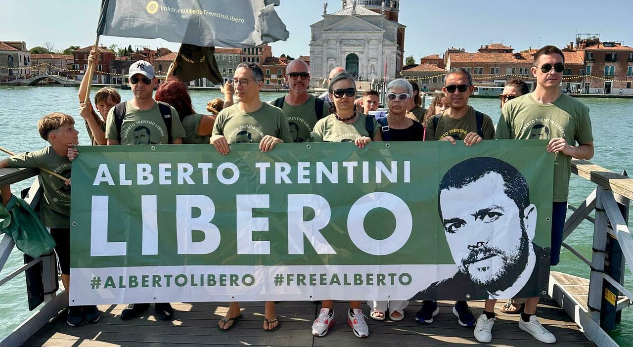 Alberto Trentini, corteo sul ponte votivo del Redentore per chiedere la ...