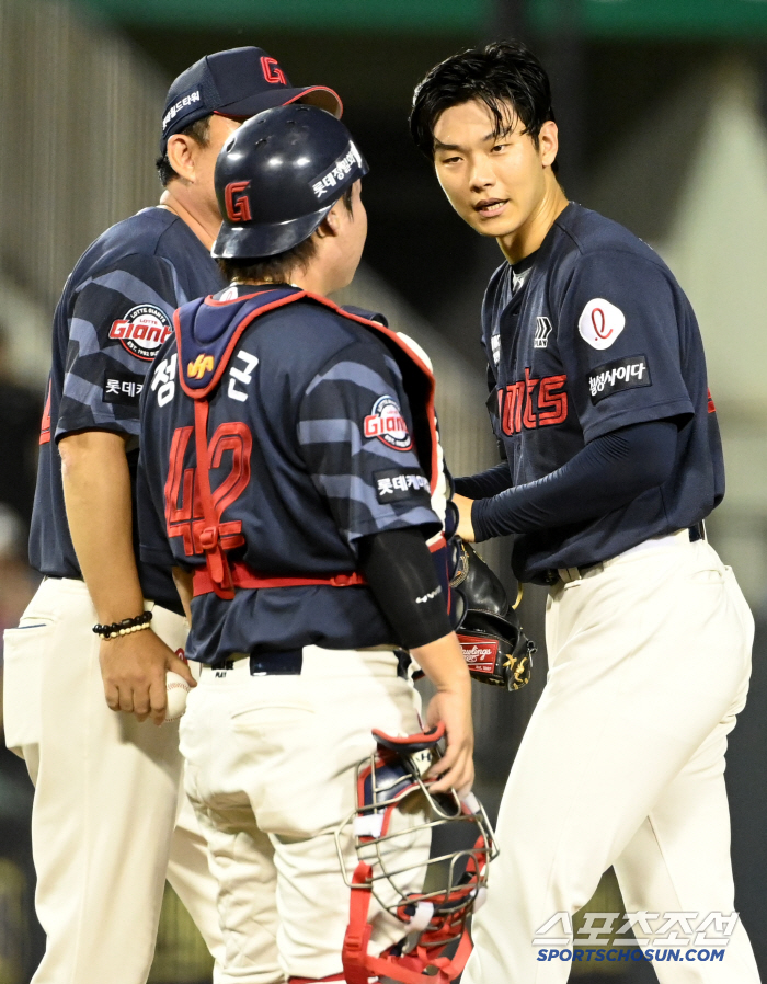 Hong Min Gi's greeting on the way down the mound