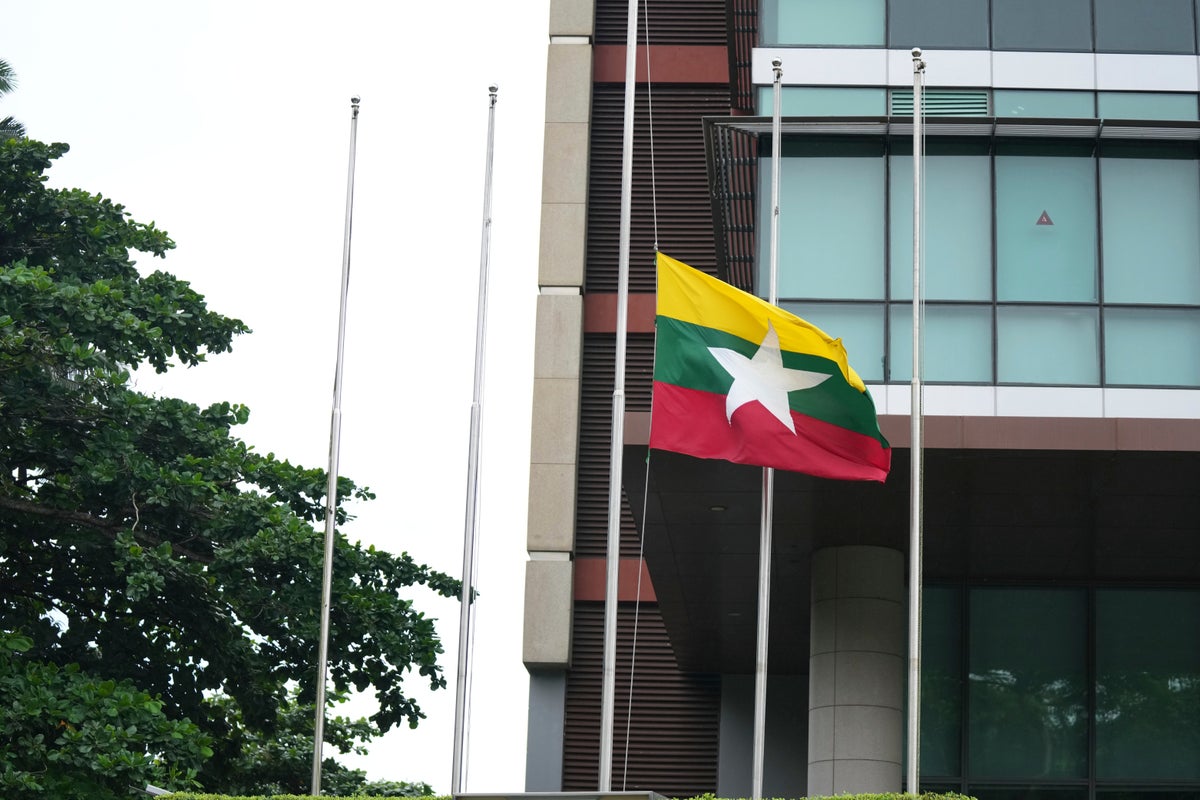 Líder militar de Myanmar hace rara aparición en evento en honor al padre de Aung San Suu Kyi