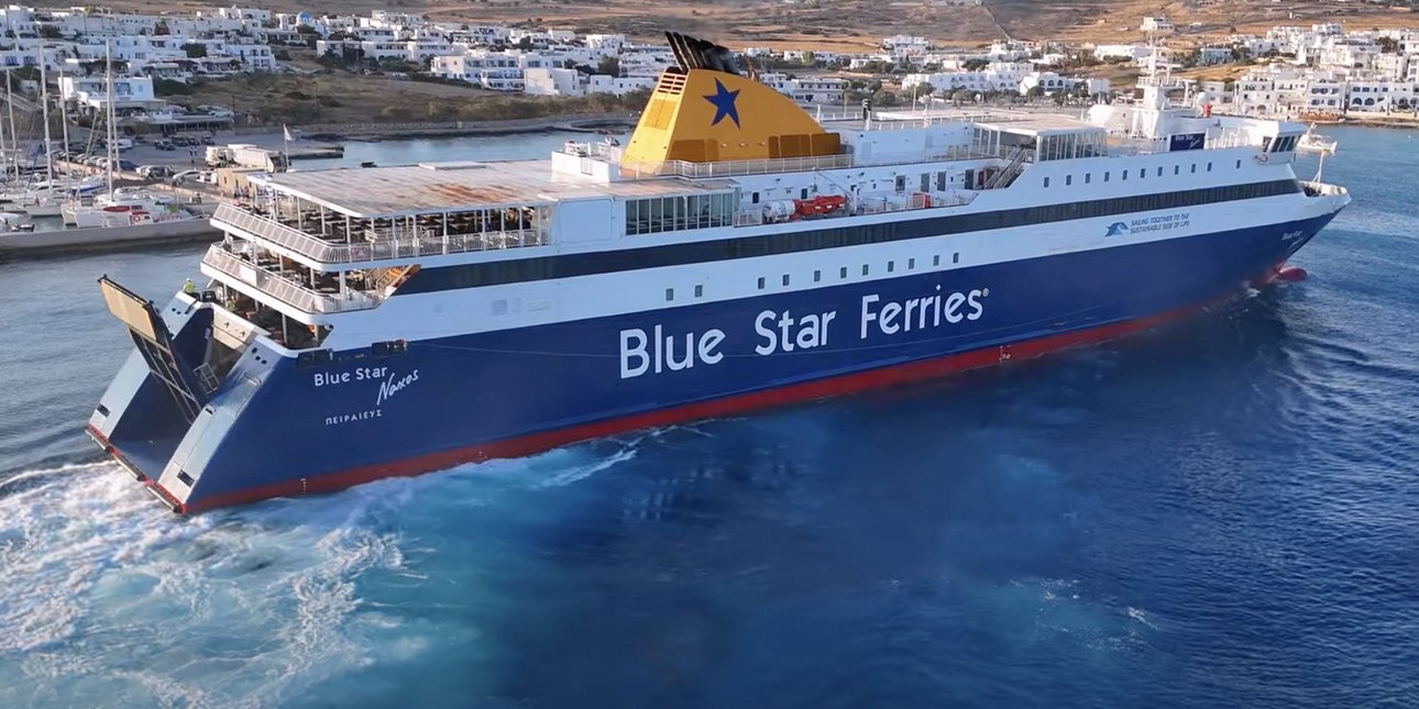 Η εντυπωσιακή «πιρουέτα» του Blue Star Naxos για να δέσει στο λιμάνι ...
