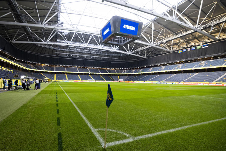 Leeds United v Man Utd live: Kick-off delayed, Jack Harrison starts ...