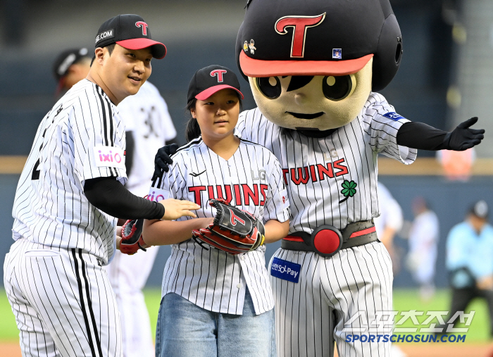 Girl fan's first pitch that looks like Moon Bo-kyung, do we look like ...