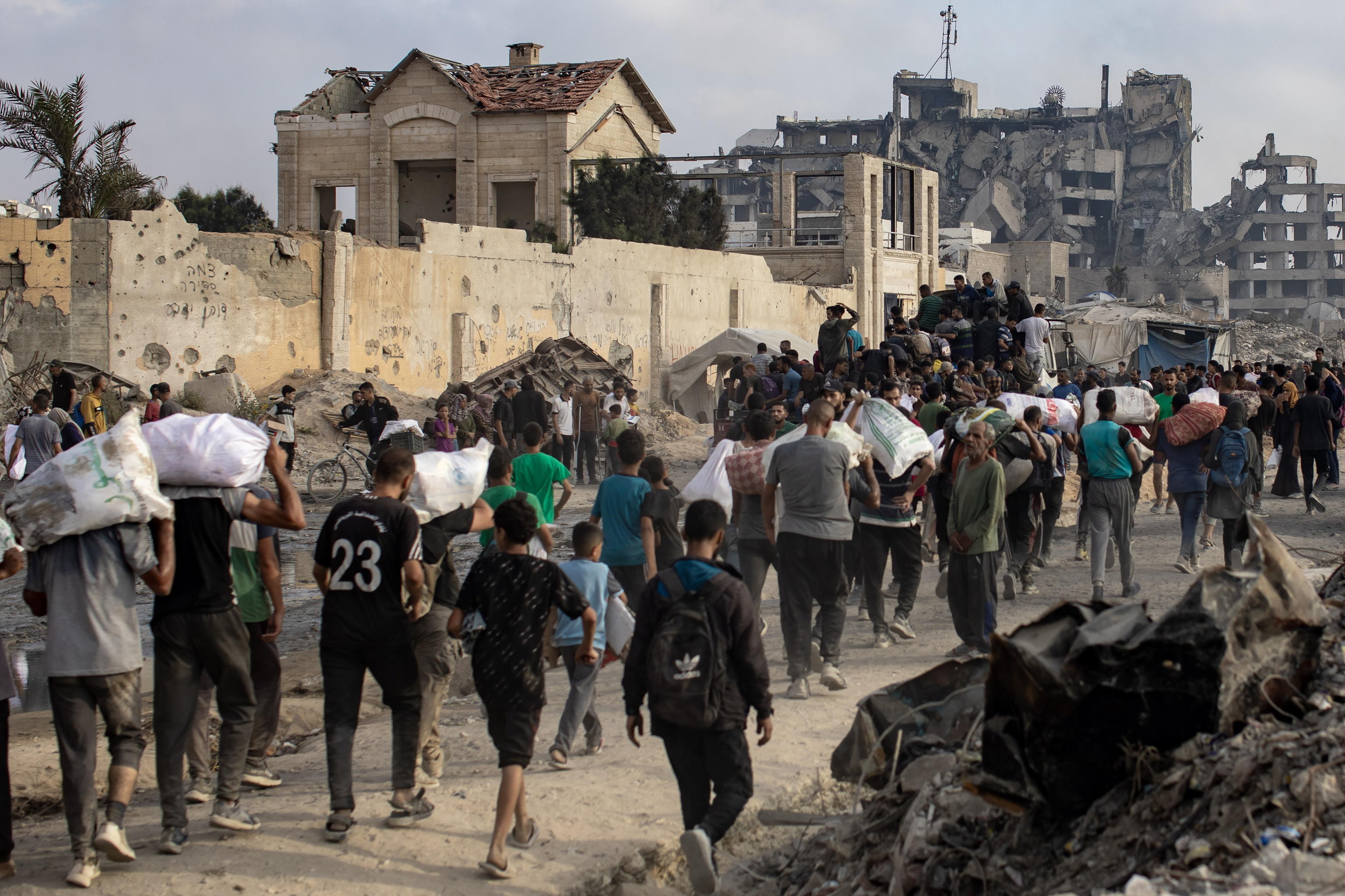 Gaza, 'raid israeliani vicino a 2 centri aiuti, 26 morti