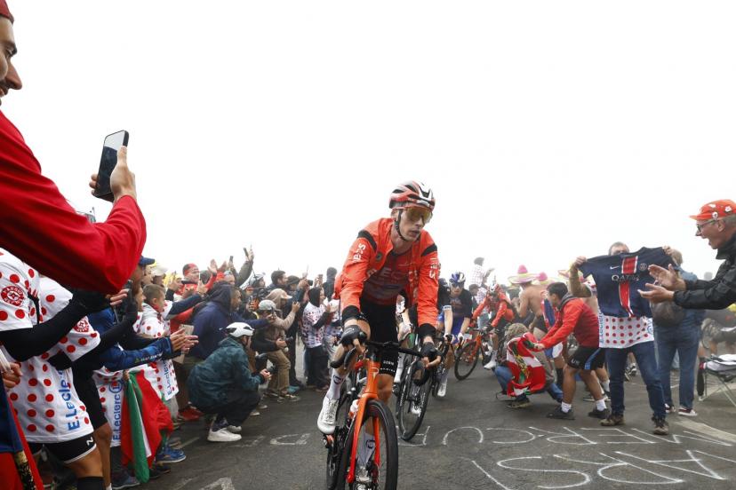 Tour de France 2025 : la voiture d'Ineos-Grenadiers fauche une spectatrice