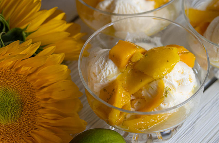 Mangoes Marinated And Vanilla Ice Cream