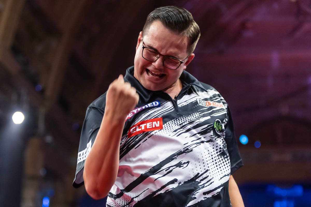 Luke Humphries stunned by Gian van Veen in World Matchplay opener