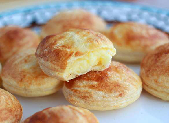 Vanilla puff pastry doughnuts