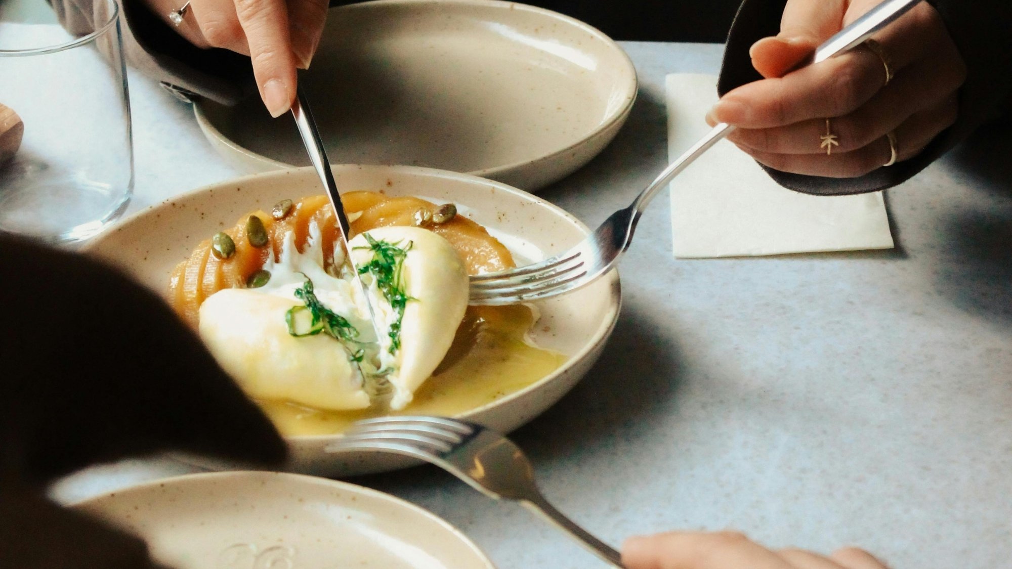Cette manière de tenir ses couverts montre que vous manquez ...