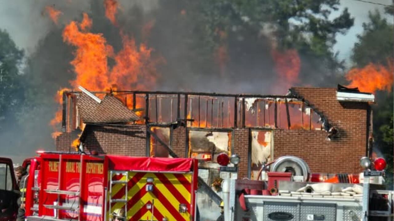 Crews respond to Pee Dee building fire